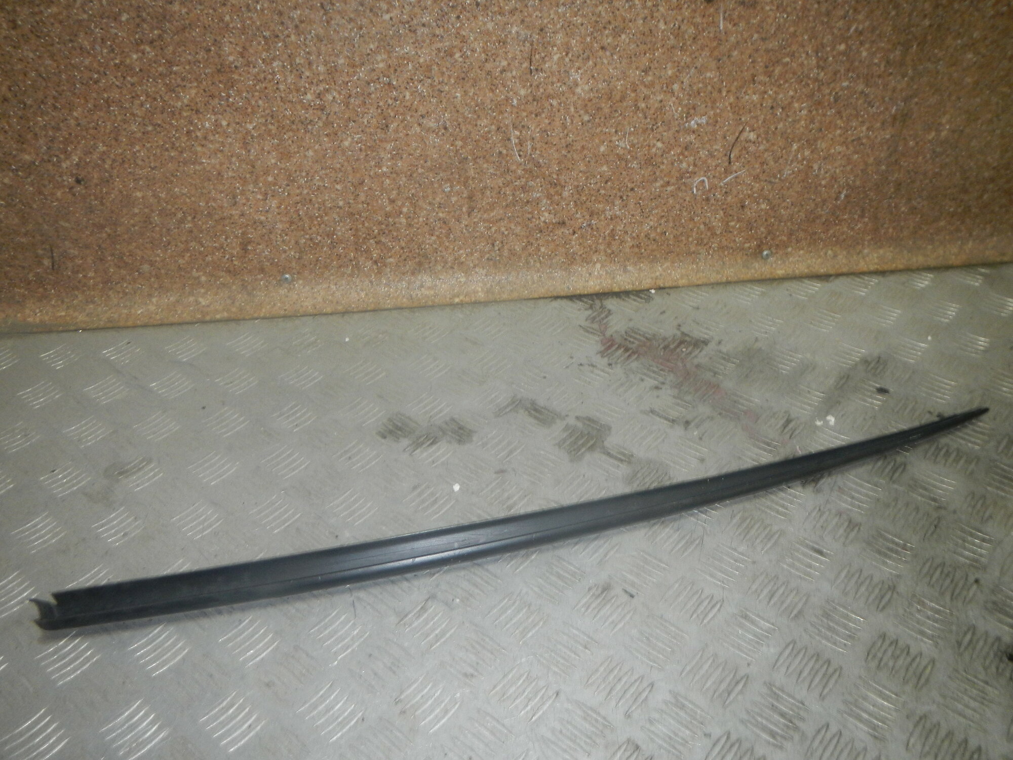 Б/У Молдинг лобового стекла, Audi (Ауди)-A6 (C7) (11-18) AUDI A6 (C7) (11-18) левый Задиры. 586501 VAG арт. 4G0854327B01C