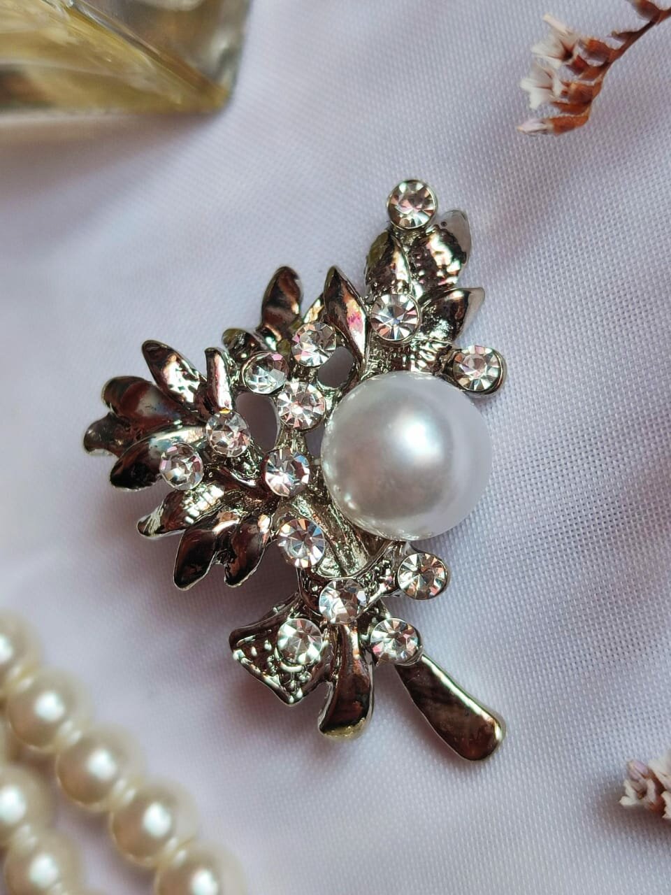 Брошь, стразы