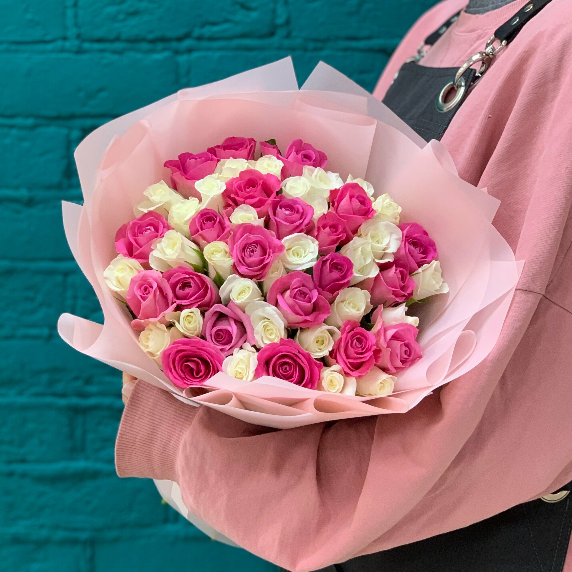Букет от бренда "Цветы и Мишки" в составе: 51 белых/розовых кенийских роз