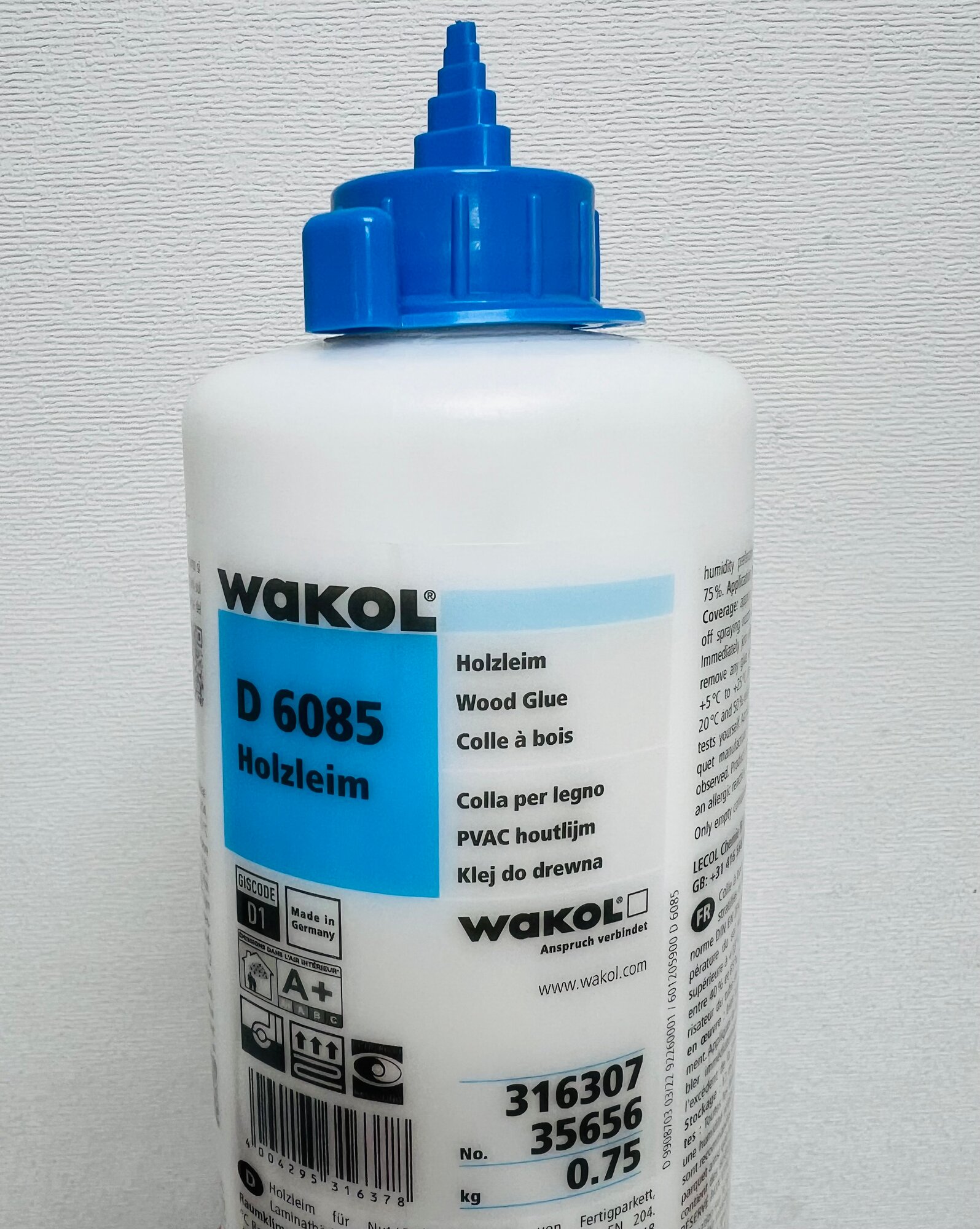 Клей Wakol D6085 D3 водостойкий, для пазов ламината, паркетной доски, шкантов из дерева, бутылка 750 г