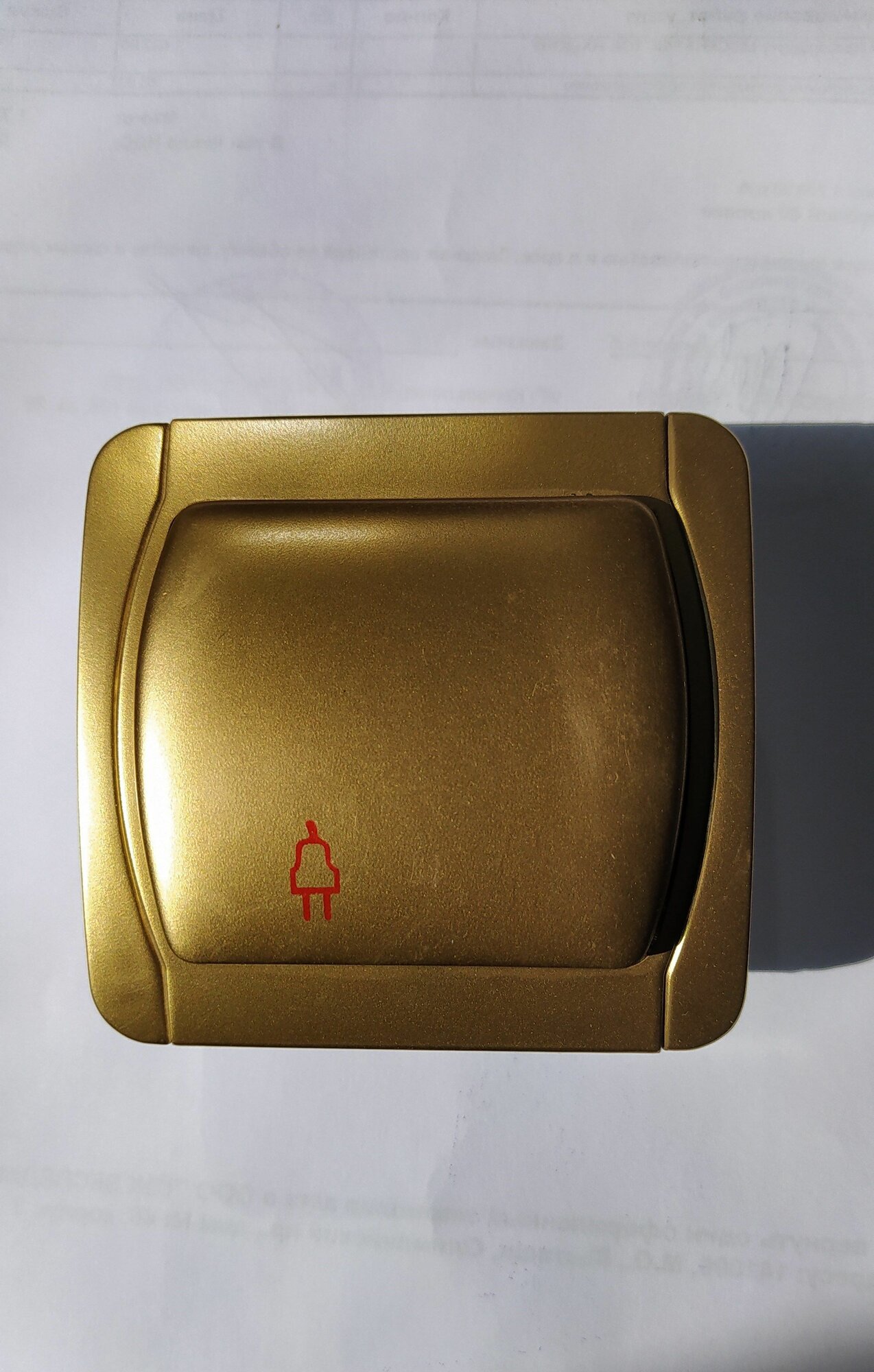 Розетка с заземлением и крышкой. внутренняя под золото