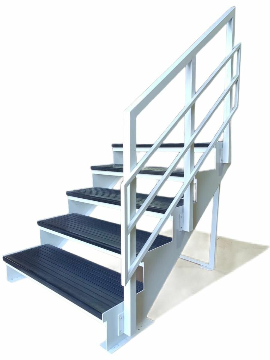 Лестница входная 5 ступеней, с ДПК, перила с одной стороны. Ширина 1 м. Высота 90 см. Глубина 125 см