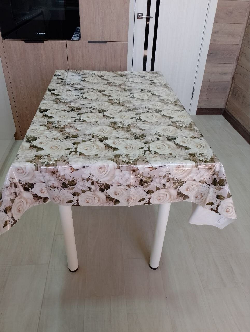 Клеенка водонепроницаемая, глянцевая на стол с рисунком букеты белых роз