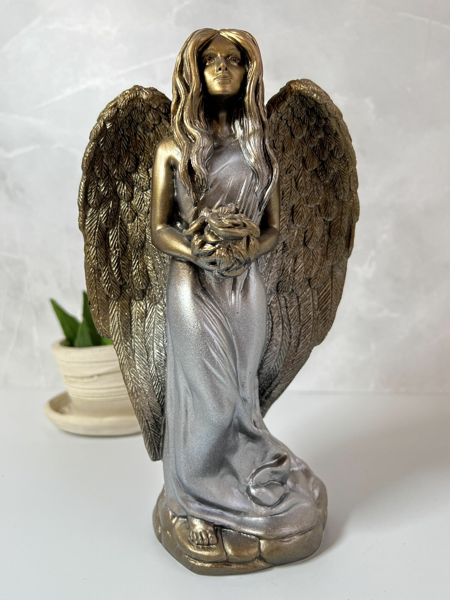 Ангел с розами. Гипс. Высота 24см. Цвет бронза с серебром