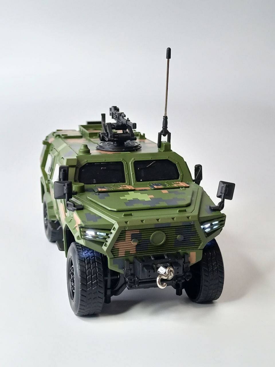 Коллекционная машинка игрушка металлическая Военный бронетранспортер с лебедкой для мальчиков масштабная модель 1:24 хаки