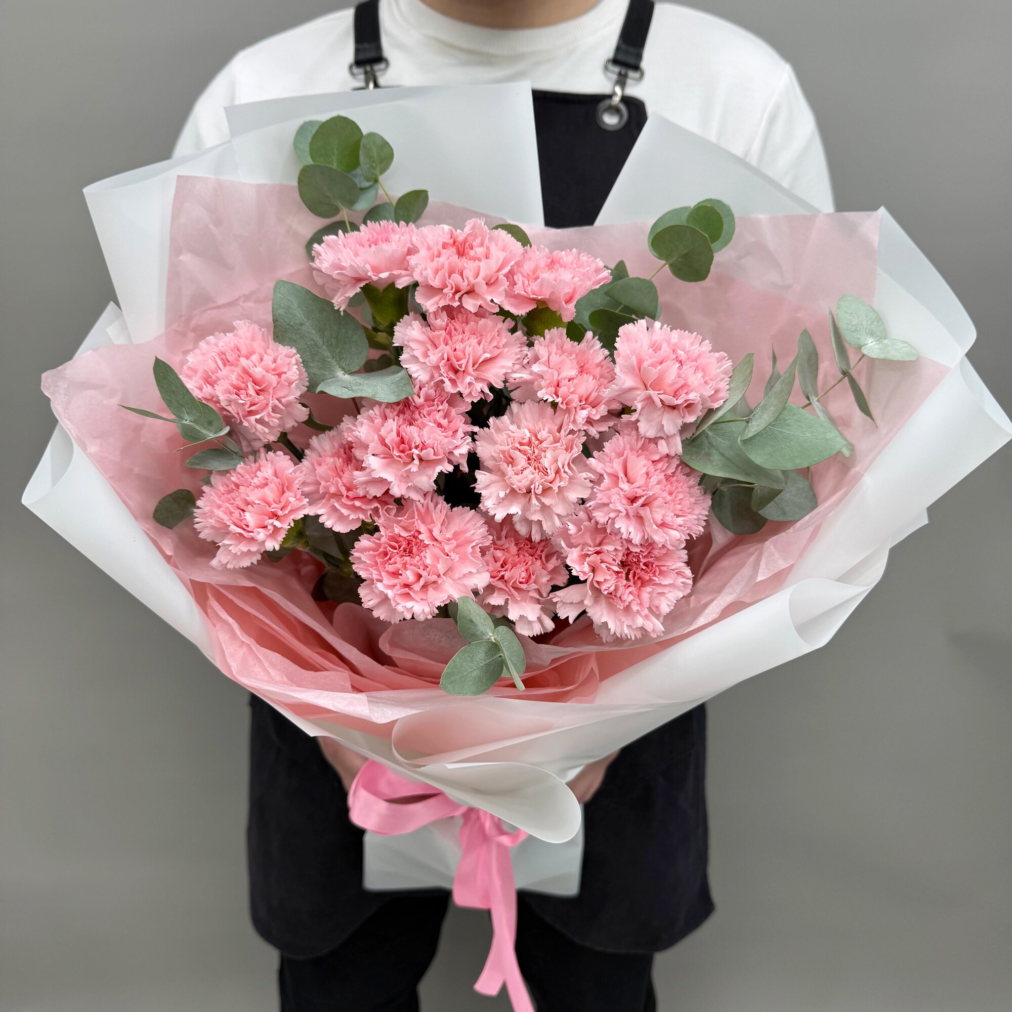 Гвоздики розовые в букете с эвкалиптом 15 шт 50 см Q106 Rozavam