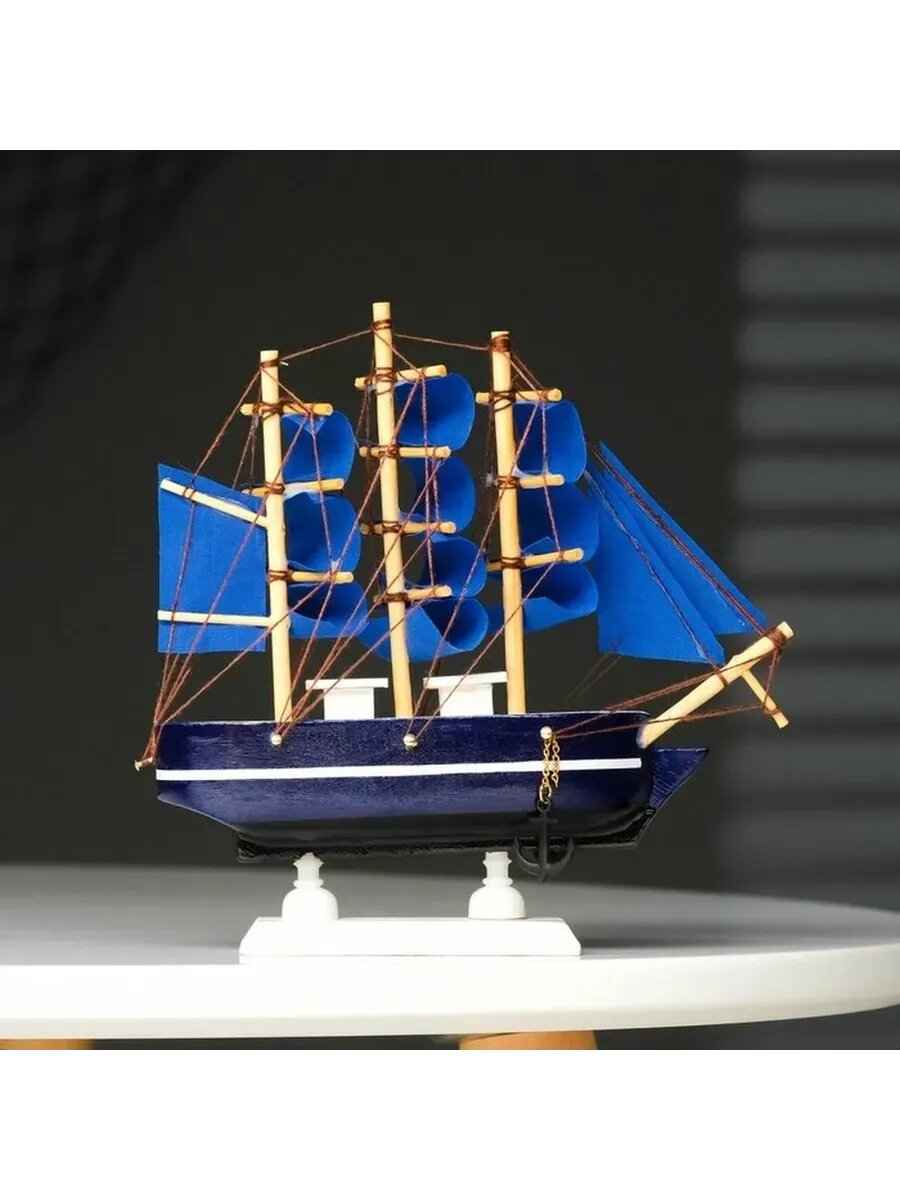 Маленький морской корабль-талисман