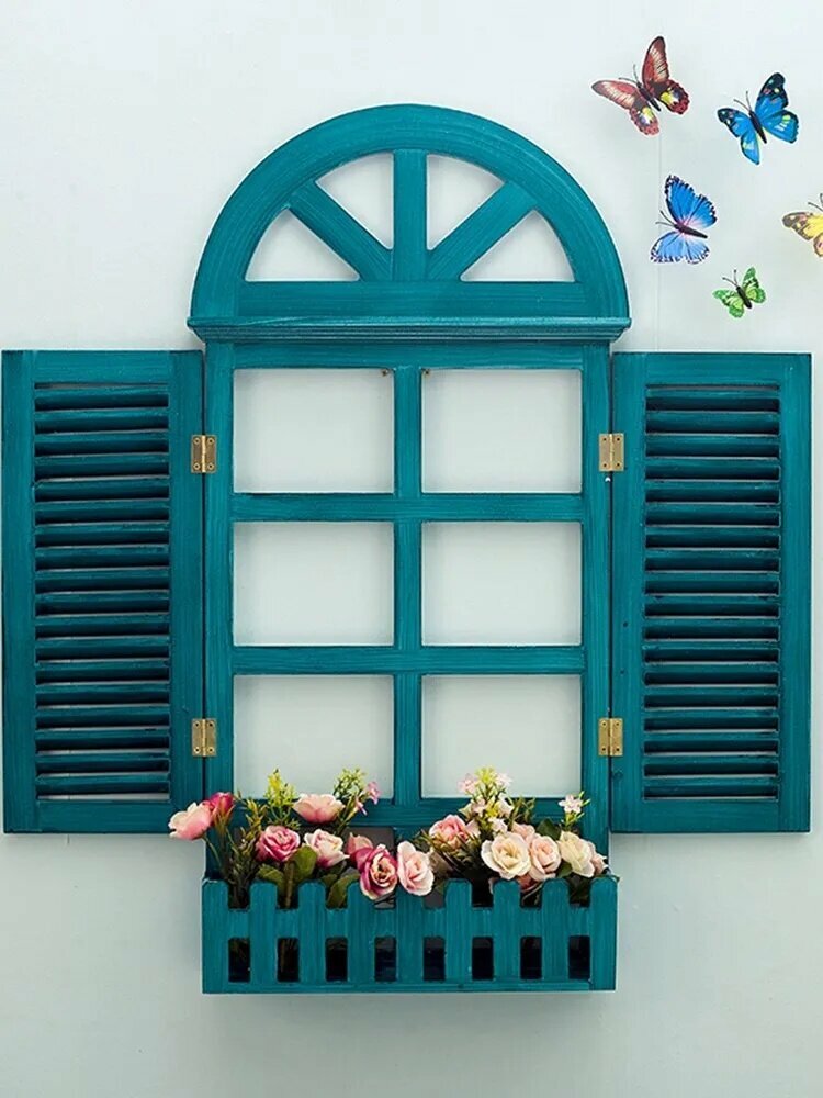 Окна в фальш-стенах, деревянные ставни, белое