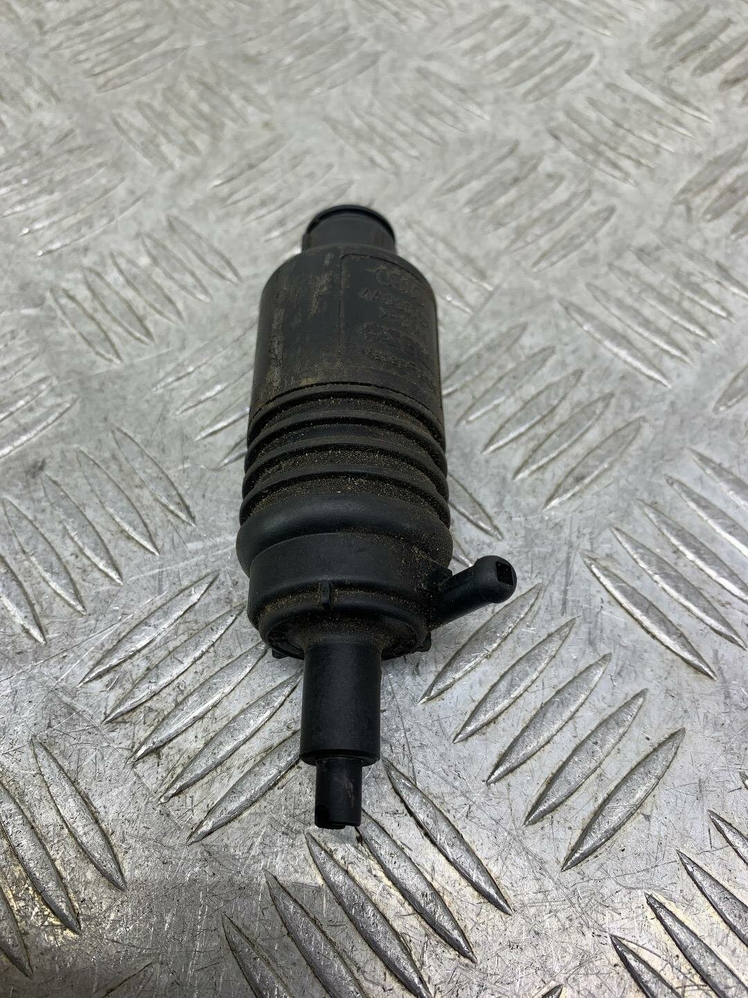 Насос (моторчик) омывателя стекла Audi A4 B5 (1994 - 1999) 4A0955651