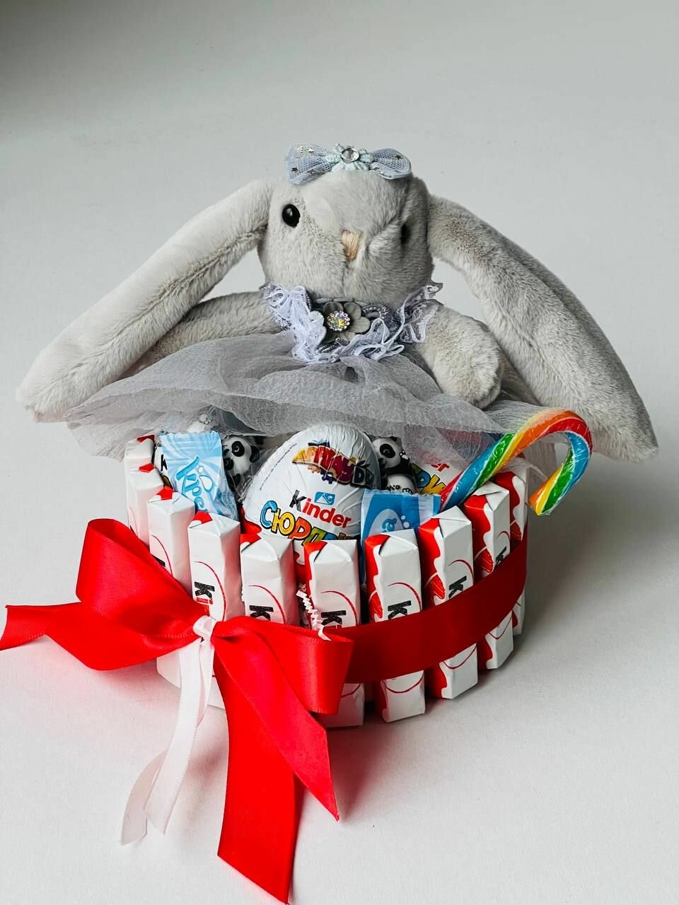 Сладкий подарок торт из киндер шоколада / Шокобокс с игрушкой / Кролик