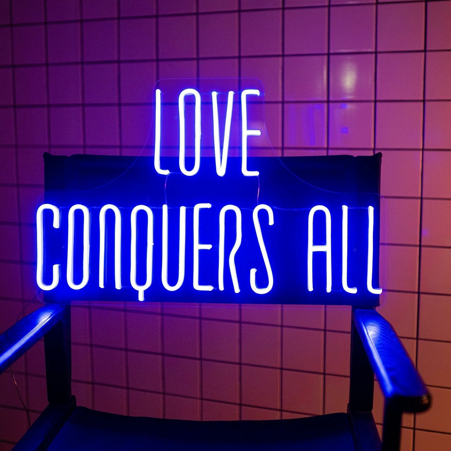 Табличка неоновая Love conquers all, 60х39 см, синяя