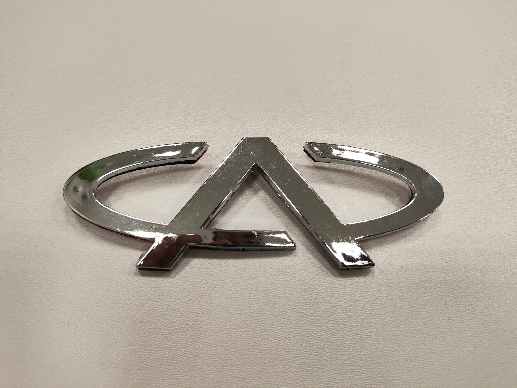 Эмблема решетки радиатора Chery QQ6 [1.1 16V 5MT лифтбэк] S213921501