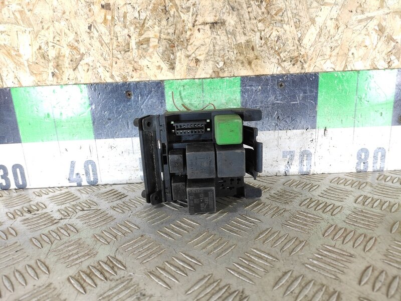 Блок предохранителей моторный OPEL Omega B 90565980