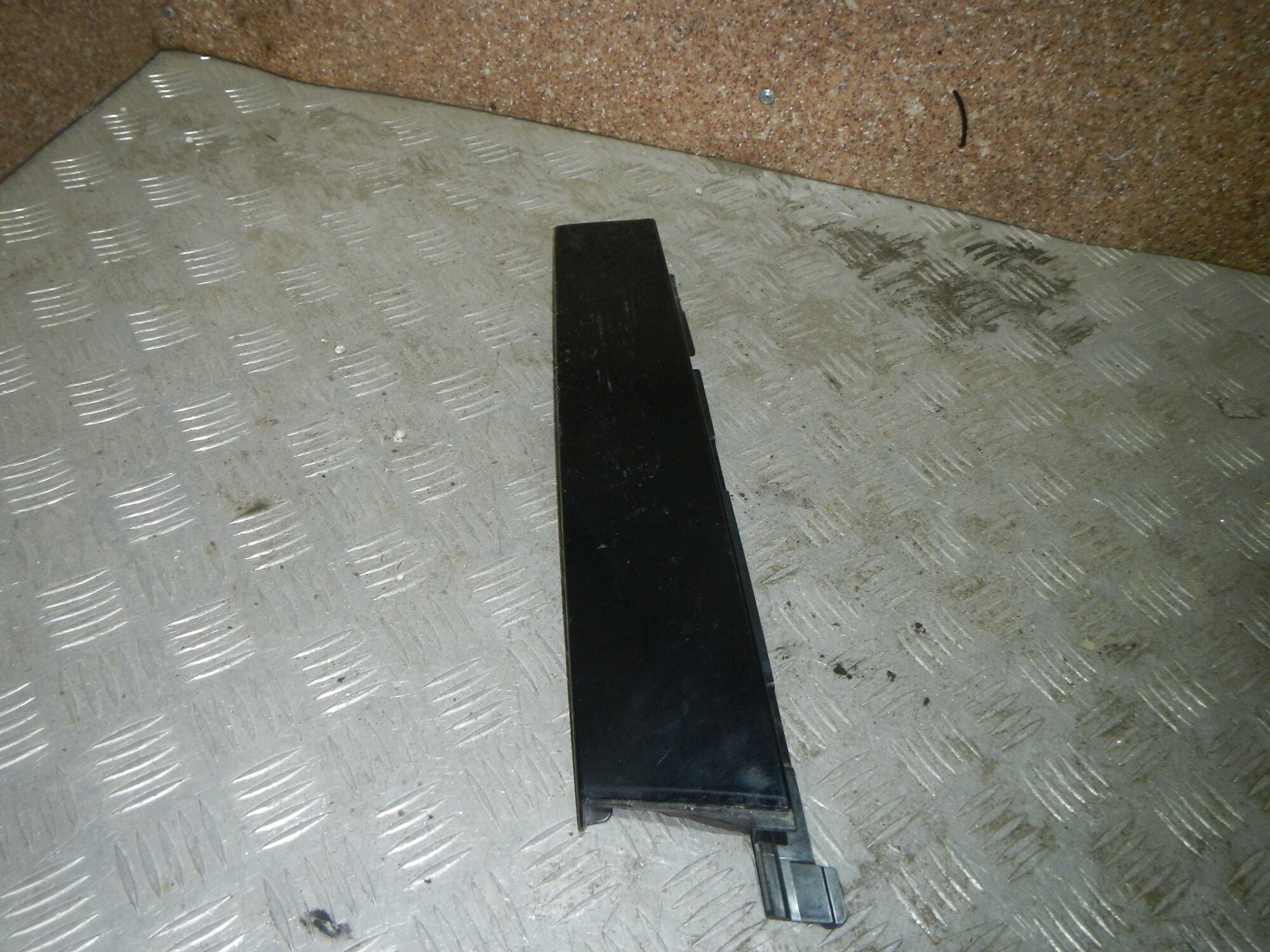 Б/У Накладка двери передней правой, Ford (Форд)-FOCUS 3 (11-19) FORD FOCUS 3 (11-19) Царапины. 409589 FORD арт. BM51A20898