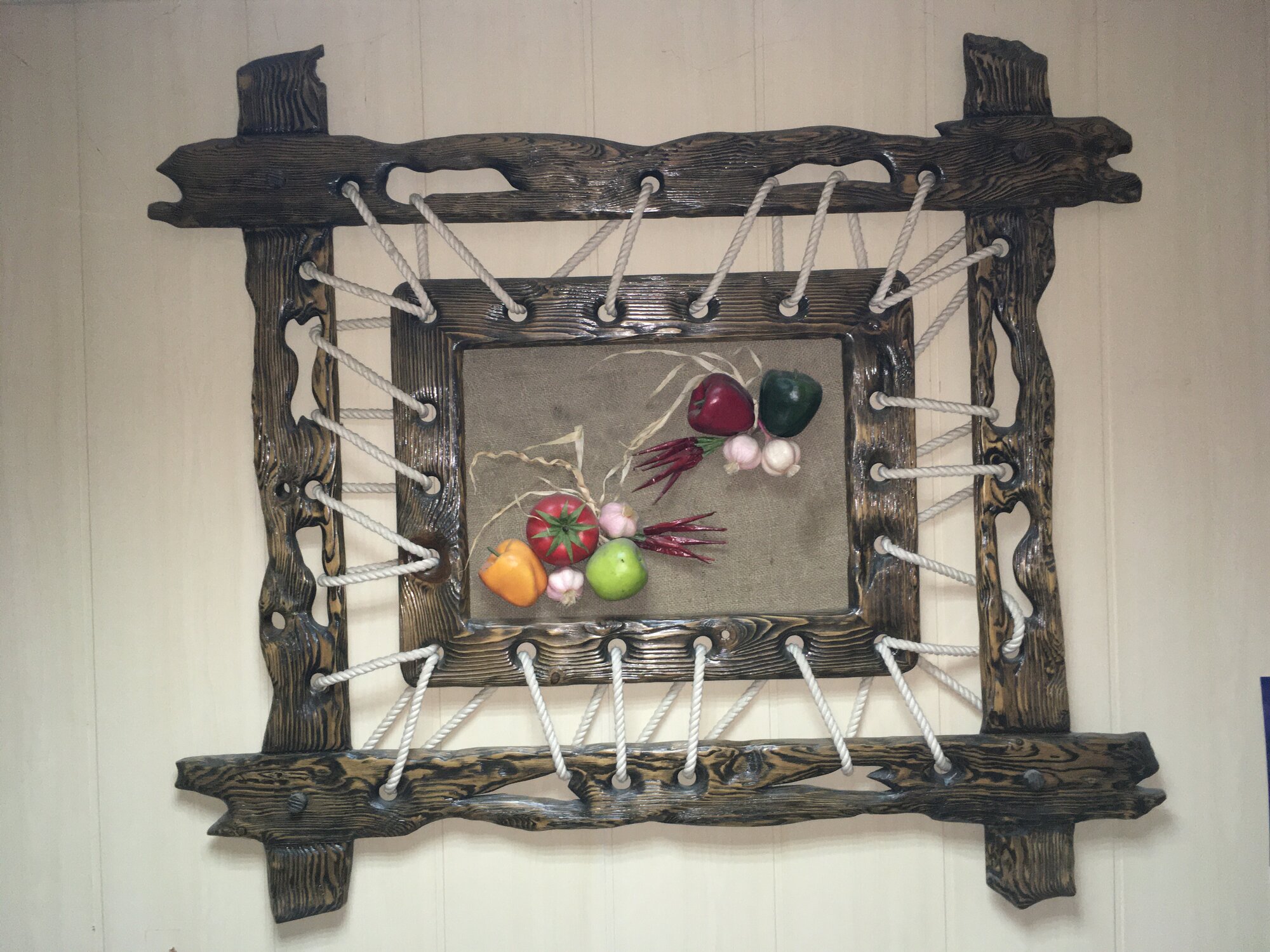 Картина "Натюрморт" из искусственных овощей с подложкой из мешковины в дизайнерской рамке из состаренного дерева