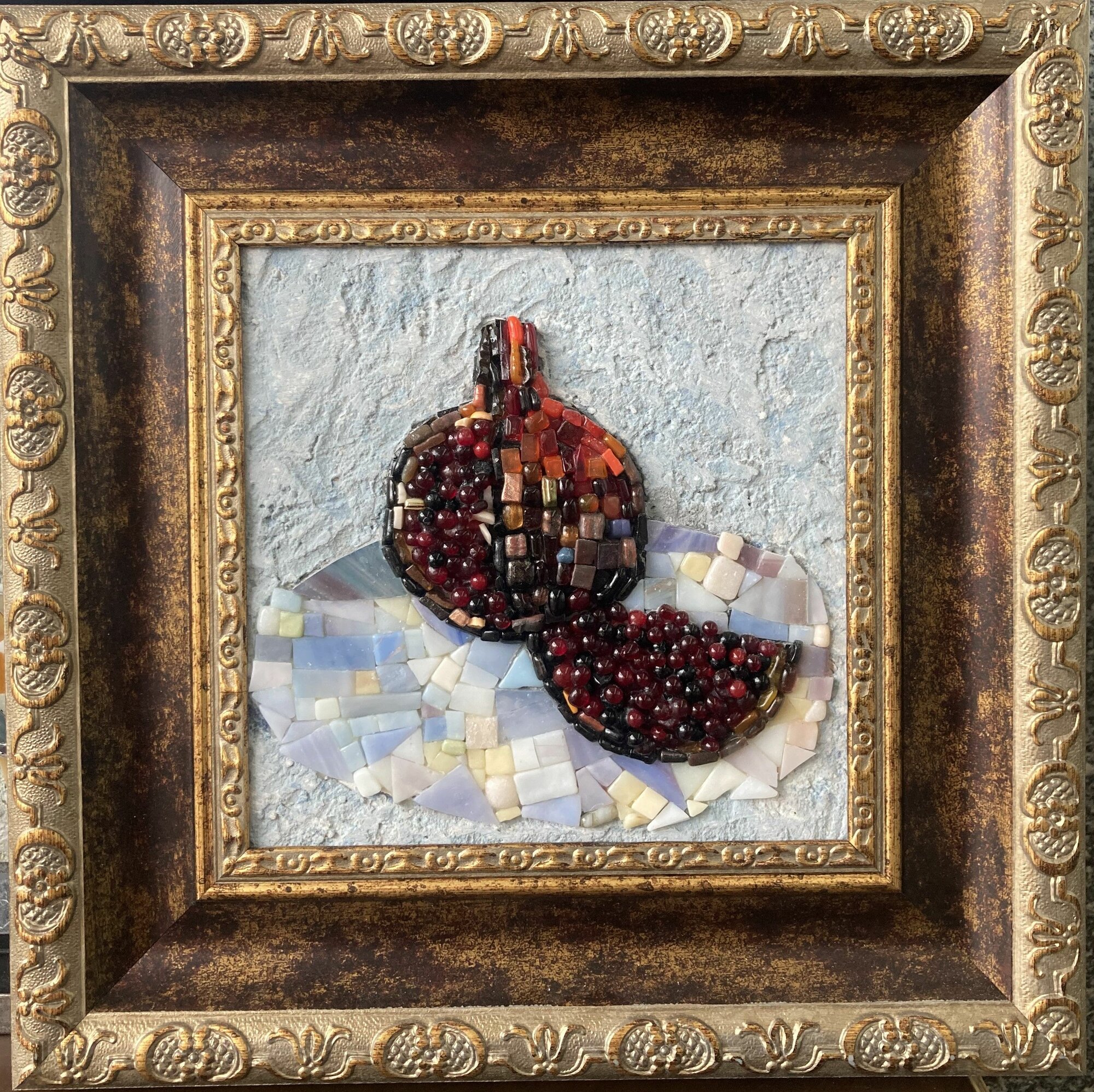 Арт-салон на Октябрьской Панно настенное "Гранат с кусочком" 34х34Х3 см; мозаика, декоративная рама; ручная работа