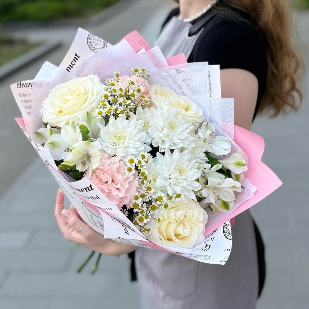 Букет из ромашек, кремовых роз, альстромерий и хризантем в нежном исполнении