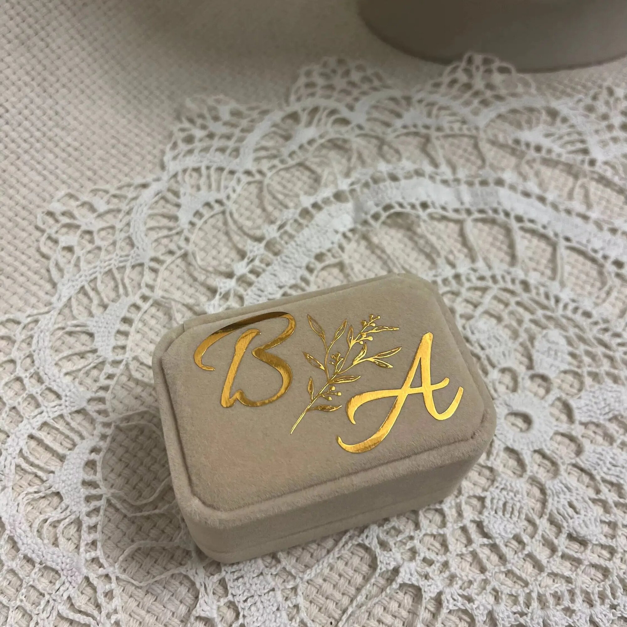 Персонализированная двойная коробка для колец, индивидуальное имя, бархатная коробка для колец с двумя слотами, предложение, чехол для обручального кольца, свадебный подарок невесты