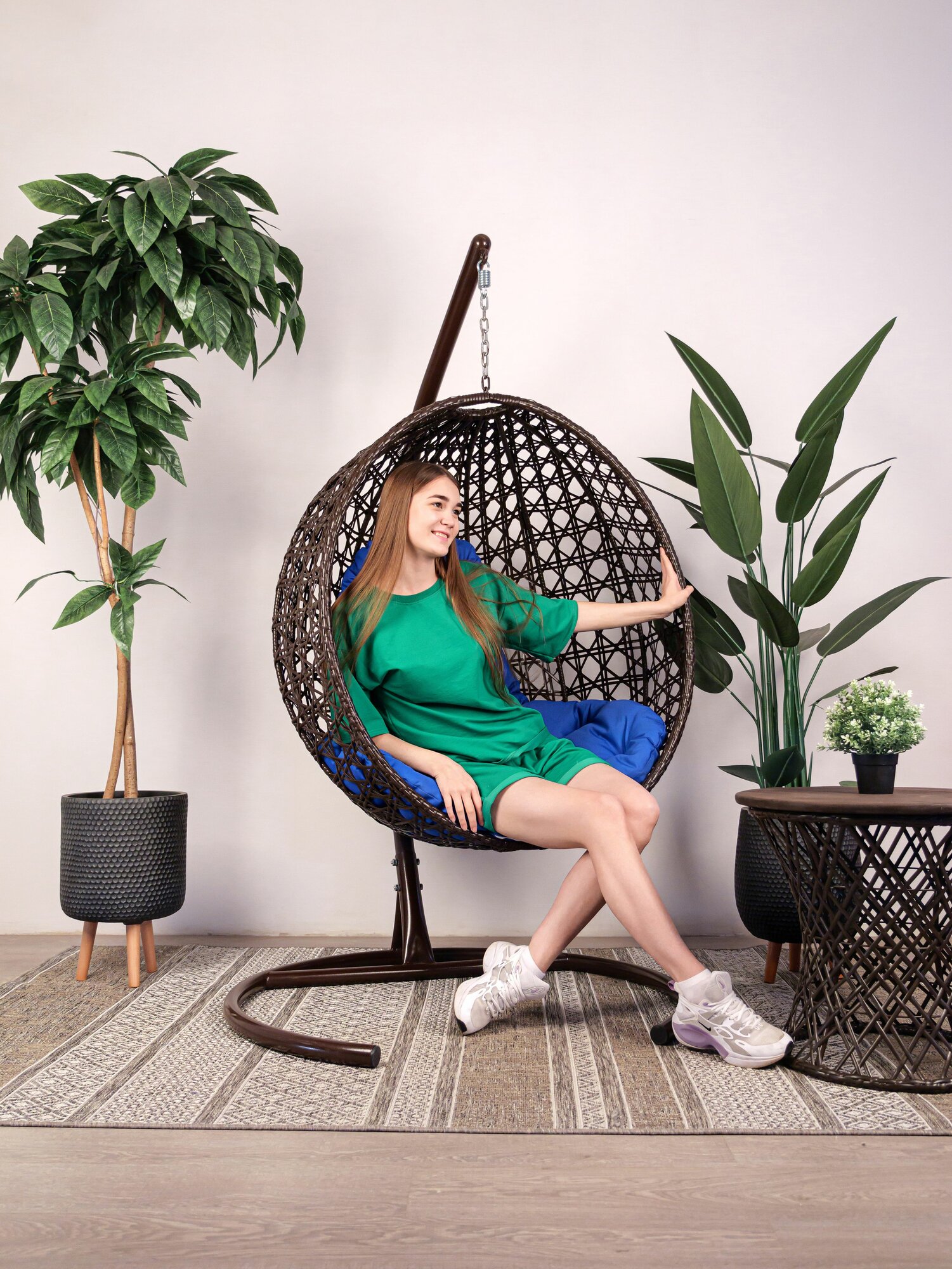 Подвесное кресло капля люкс, с ротангом коричневое, синяя подушка