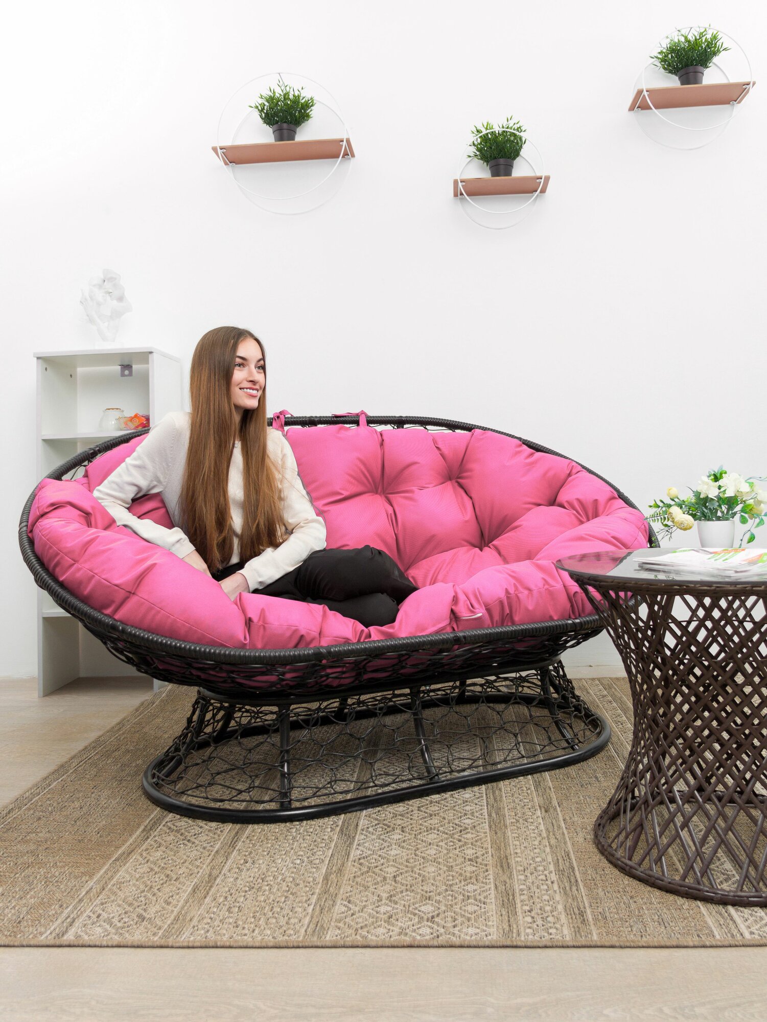 Диван мамасан с ротангом чёрный, розовая подушка