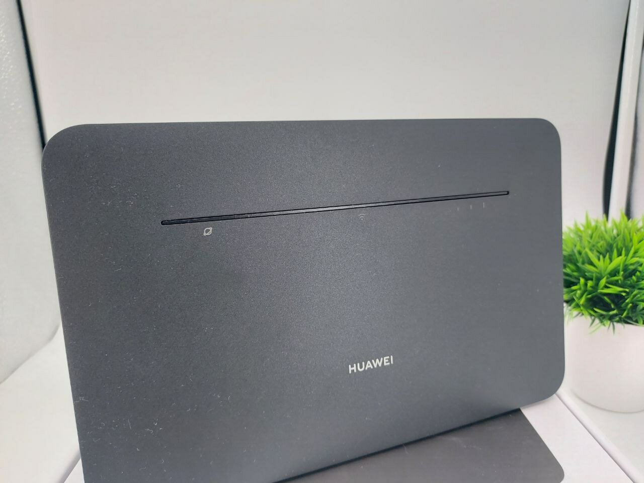 Wi-Fi роутер Huawei B535-232a LTE, 2.4/5 ГГц, с Wi-Fi до 1167 Мбит/с, со слотом для SIM-карты, черный