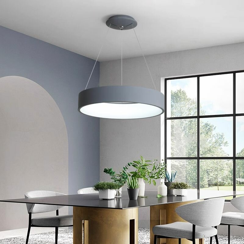 Круглая светодиодная люстра с трёхцветным светом и регулируемой высотой.