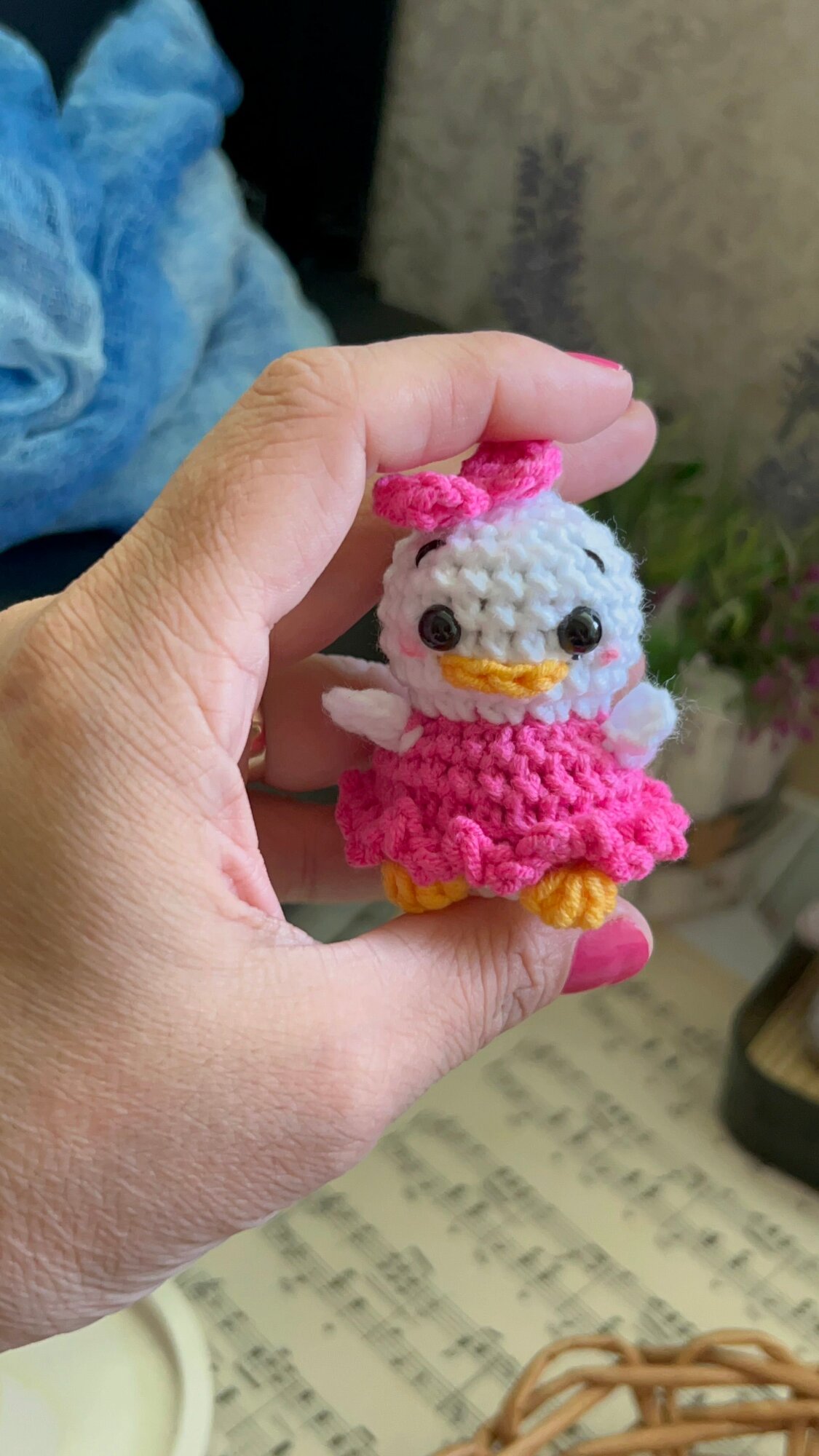 Вязаный брелок утка. Игрушка ручной работы уточка