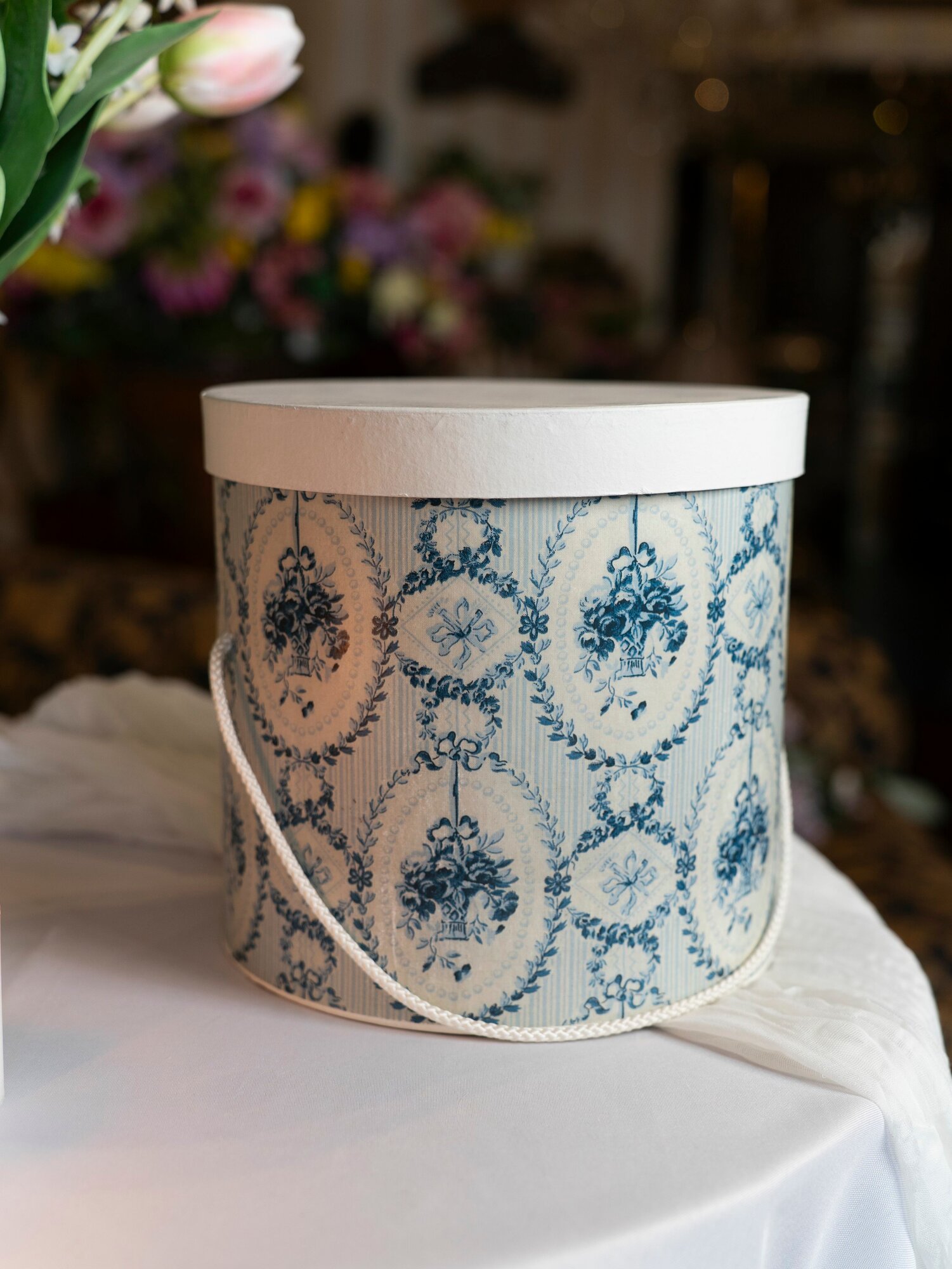 Подарочная коробка "Цветы", картон, круглый дизайн, белая/голубая/синяя, 25x25x27 см