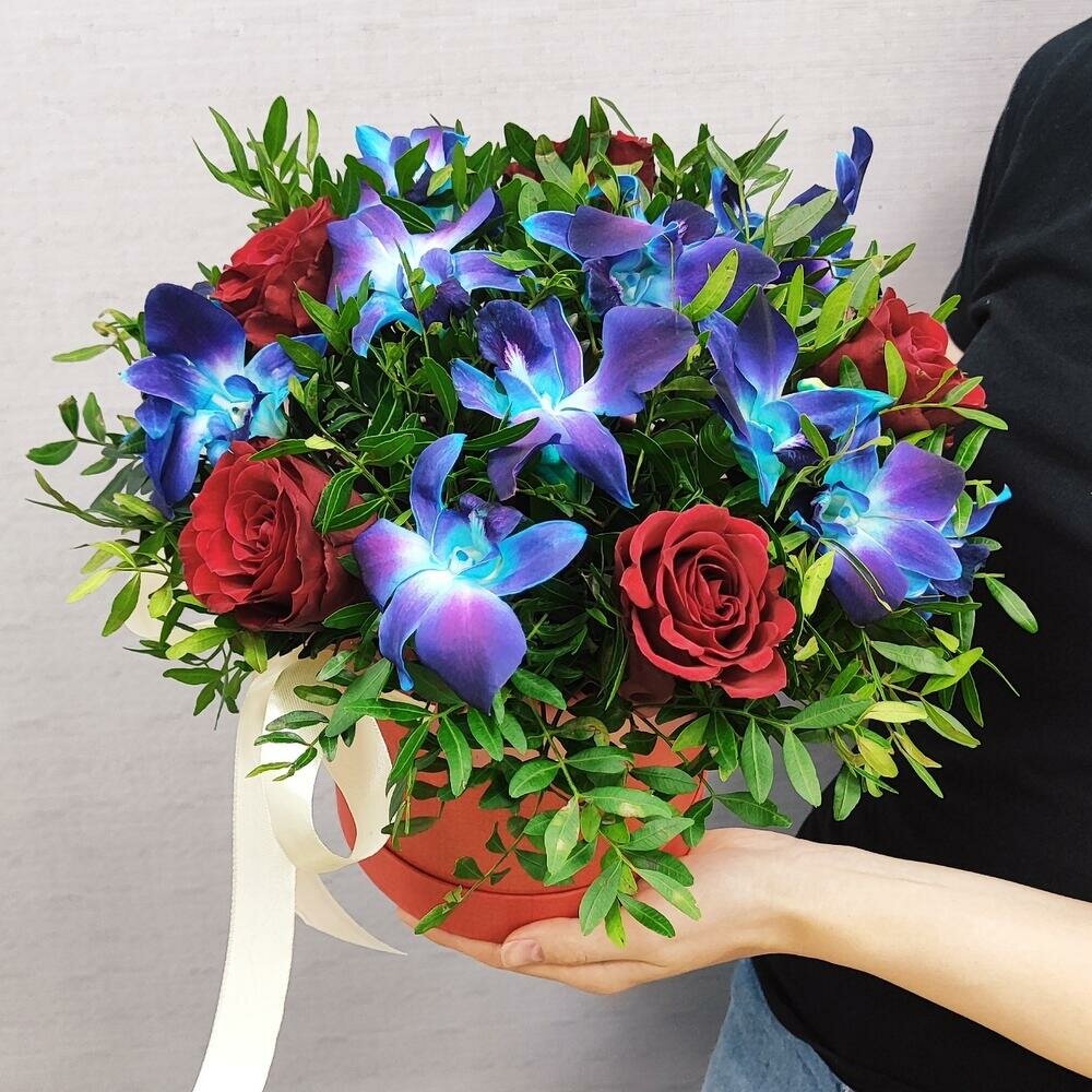 Композиция "Красная Роза, Синяя Орхидея Дендробиум", с фисташкой