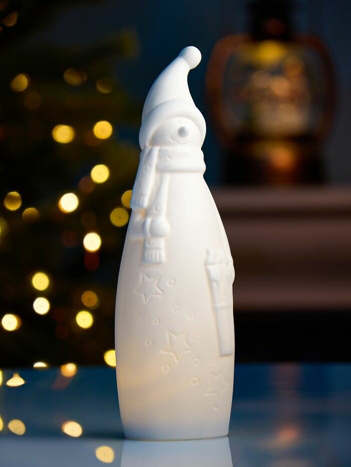 Светодиодная керамическая фигура "Снеговик в колпаке", праздничное украшение с подсветкой, настольная декоративная фигурка для интерьера, декор на новый год, 6х5.5х19.8 см, свечение тёплое белое