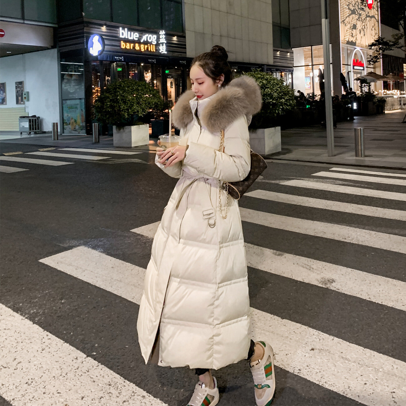 Женская куртка-пуховик с воротником из натурального меха лисы, новый стиль 2025 года, утягивающая талию, куртка средней длины выше колена из белого утиного пуха