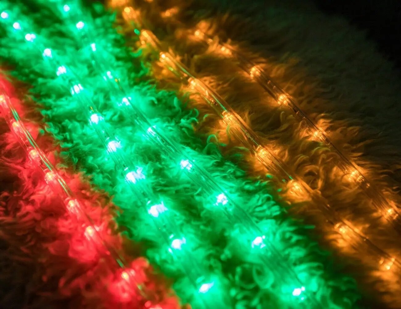 Дюралайт светодиодный трехжильный 13 мм, 100 м, 2400 красных LED ламп, IP44, Торг-Хаус