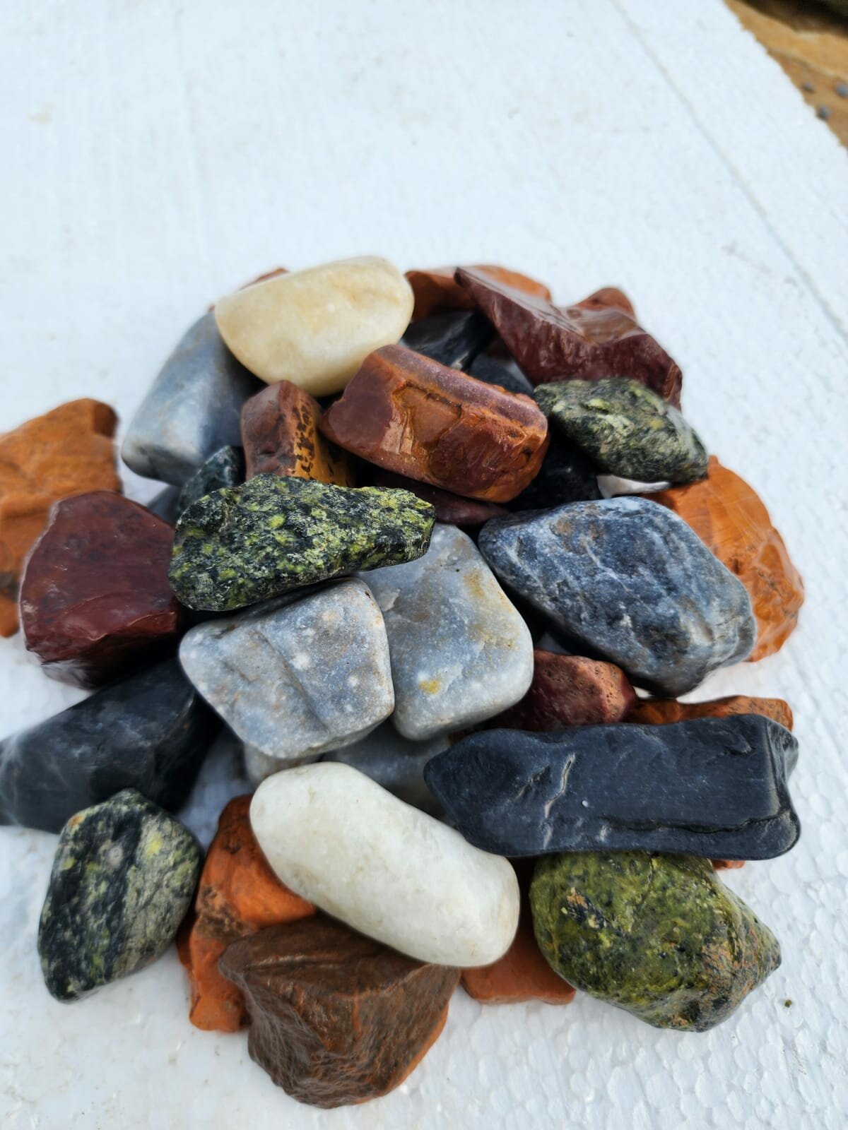 Каменная крошка микс уральских камней галтованная . фракция 20-40мм. 5 кг.