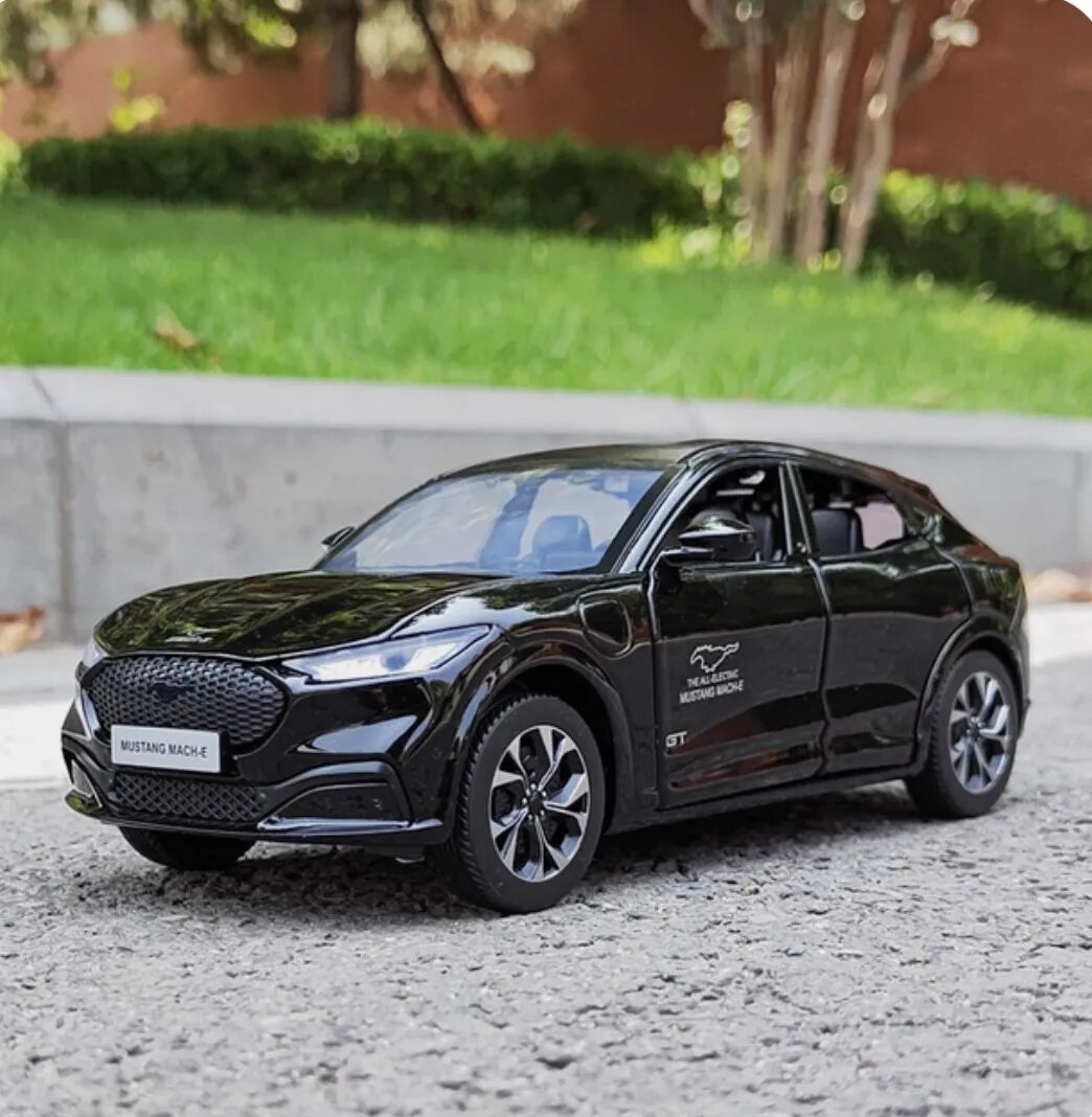 Коллекционная модель Ford Mustang Mach-E GT 1:24 (металл, свет, звук)