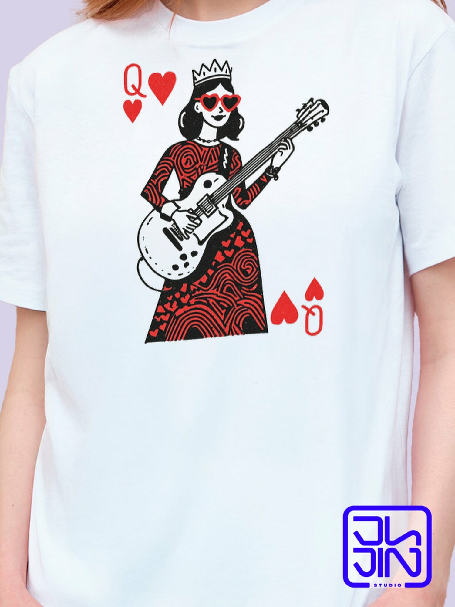 Футболка классическая женская с авторским принтом Винтажная черно-красная королева с белой гитарой в музыкальном ретро стиле, белый хлопковый трикотаж с прикольным рисунком на груди