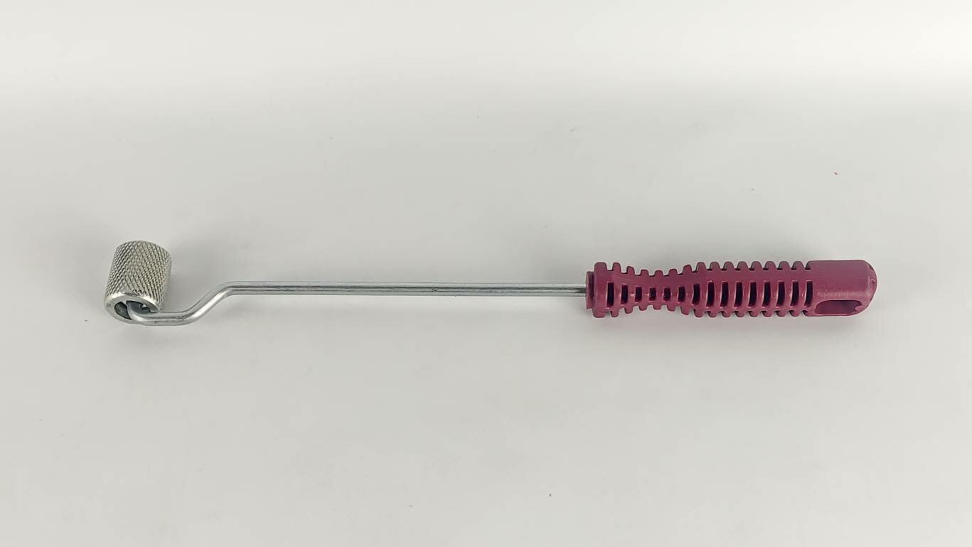 Валик монтажный AurA VDT-425, пластик, с ручкой, ширина 30 мм