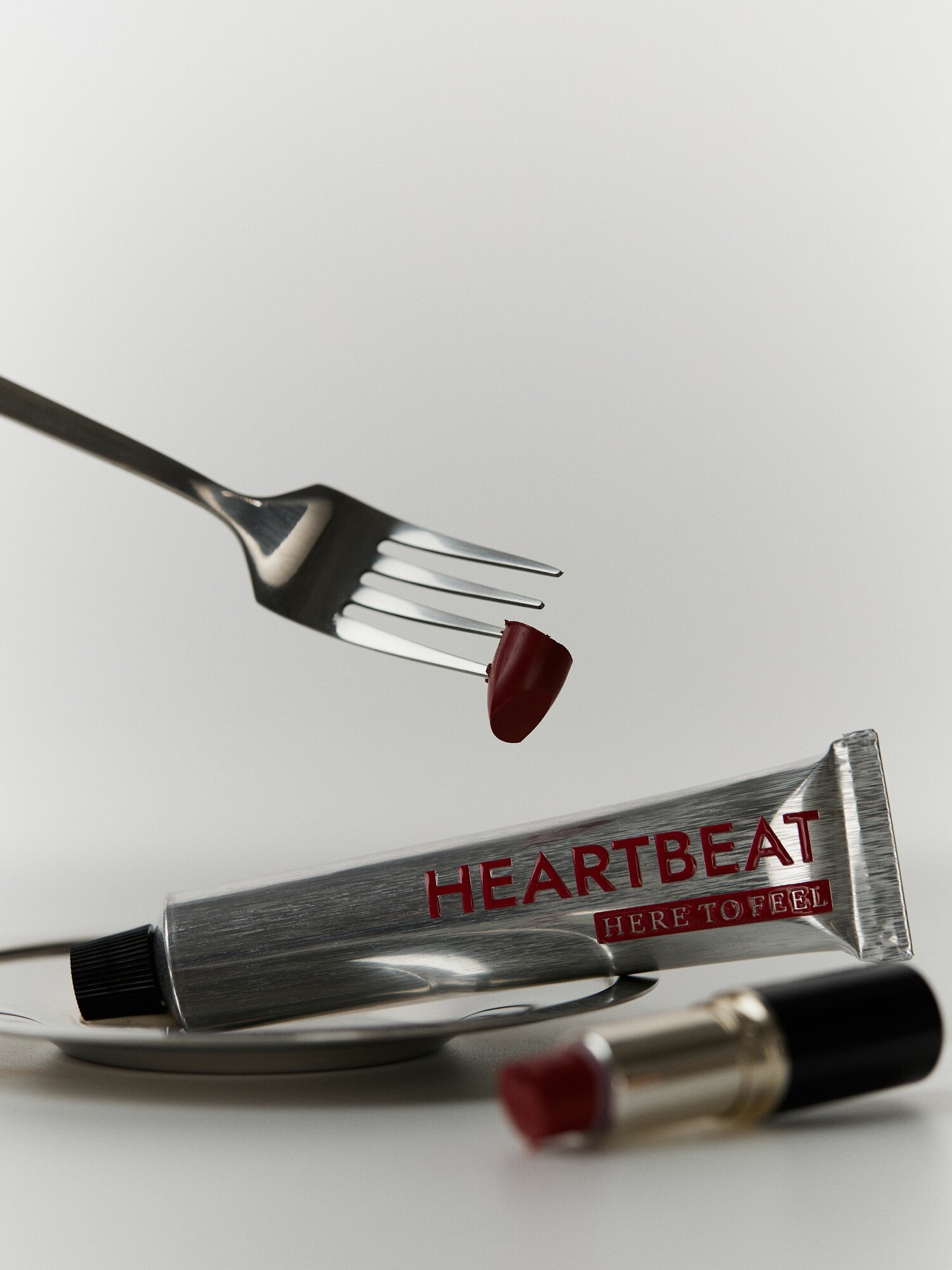 Питательный крем для рук в тубе 50 мл с ароматом HEARTBEAT какао и кашемир HERE TO FEEL