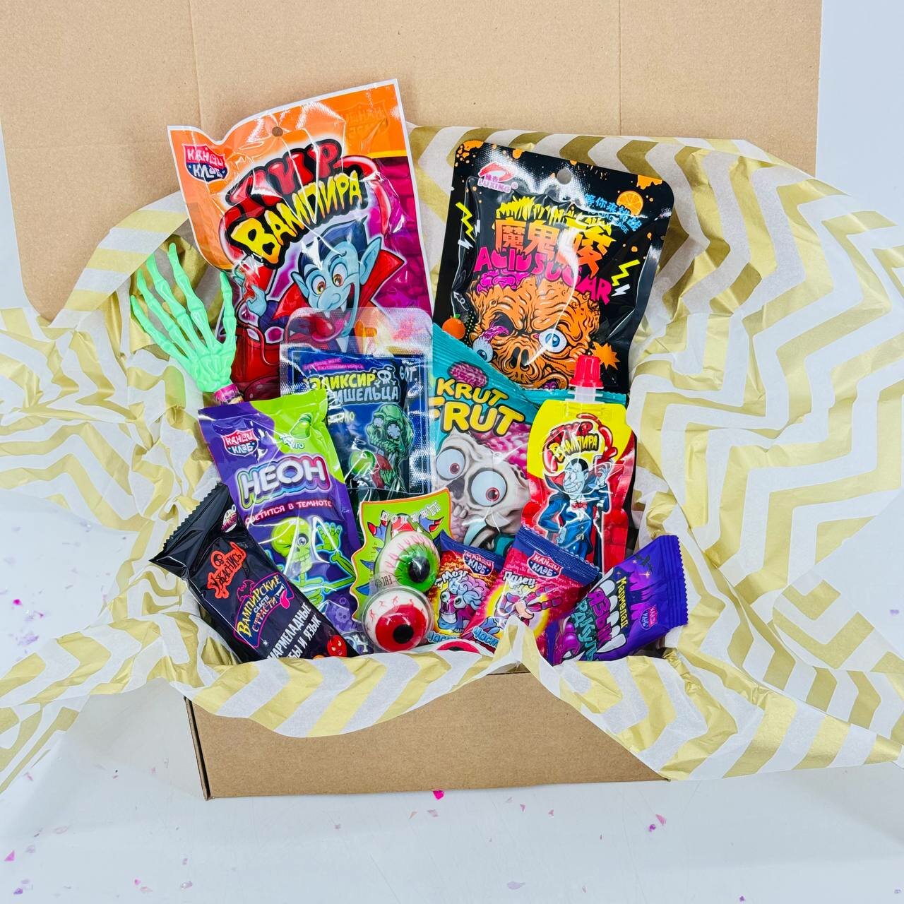 Сладкий подарочный набор азиатские сладости монстры. Подарок на Хеллоуин