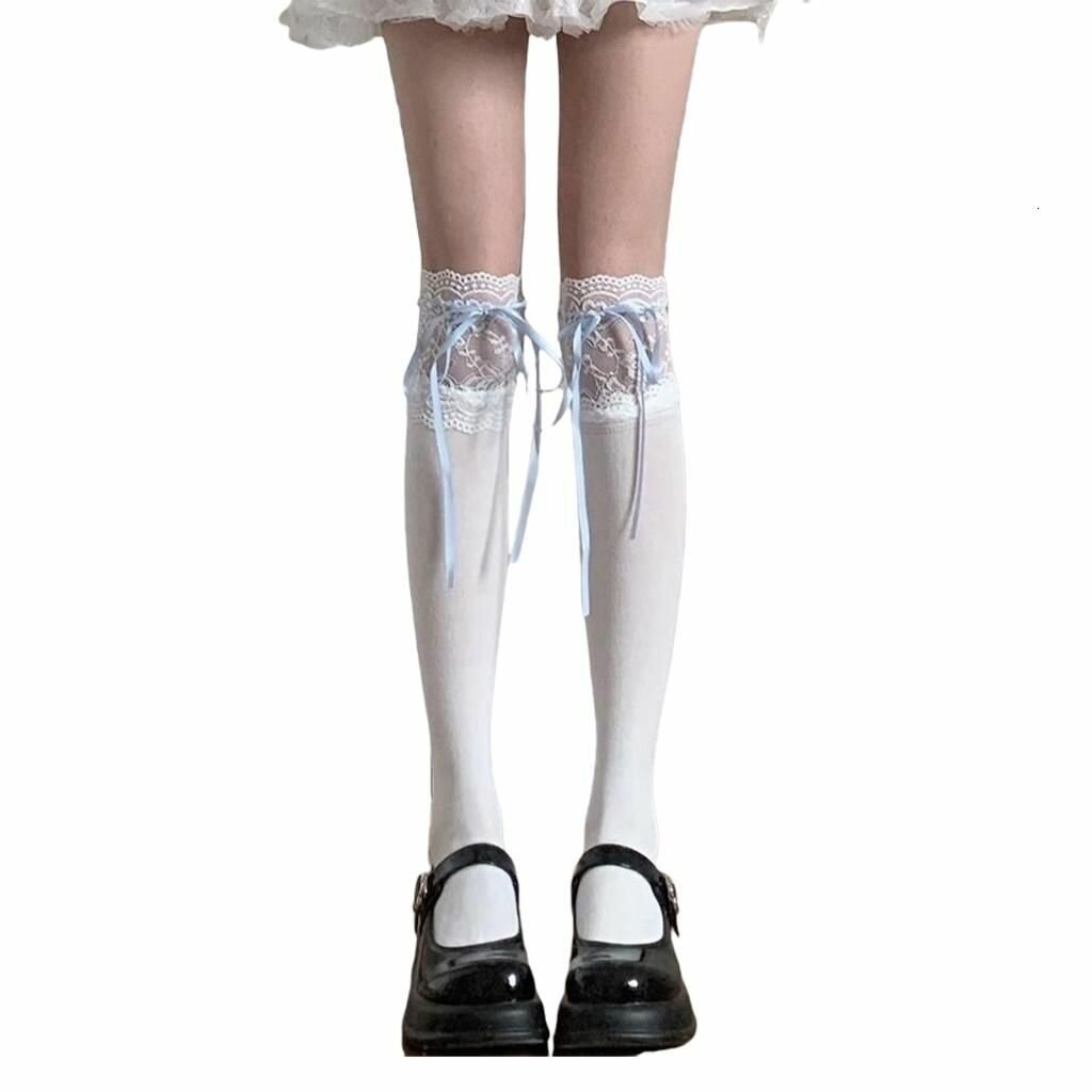 Гольфы с бантиками поверх гольфов с кружевными оборками и длинными чулками на бедрах