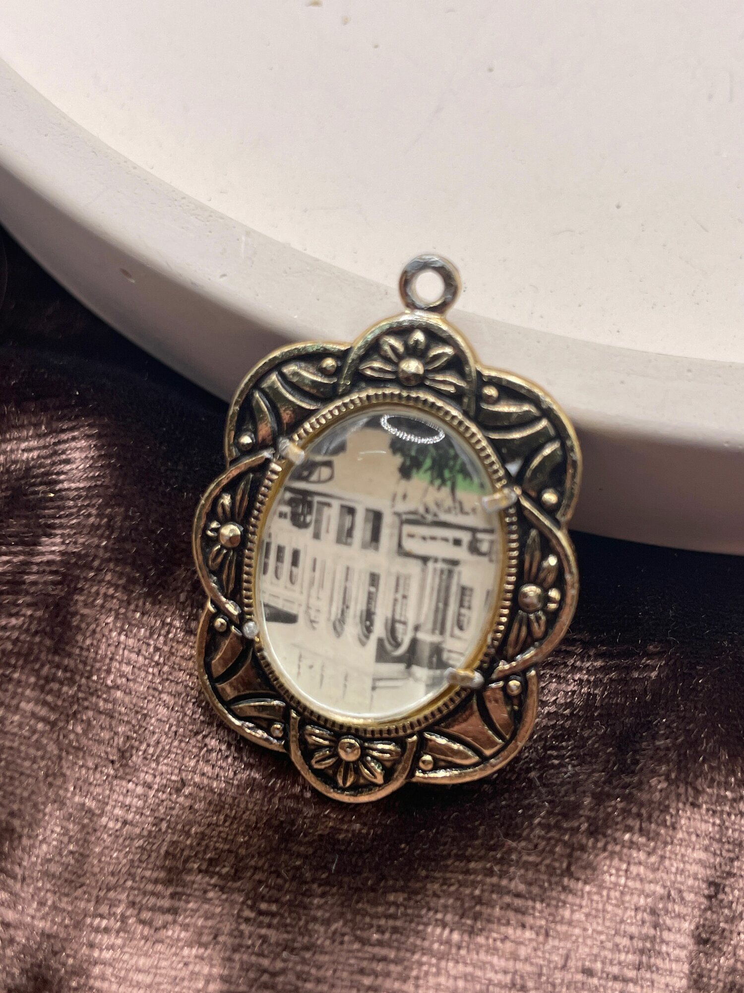 Винтажный кулон камея с изображением здания