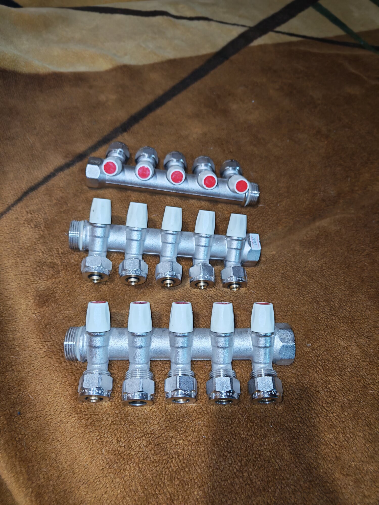 Распределительный регулировочный коллектор вентильный под 45гр. 1"-Ф16 - 5 выходов TIM MR135N-1-C-5