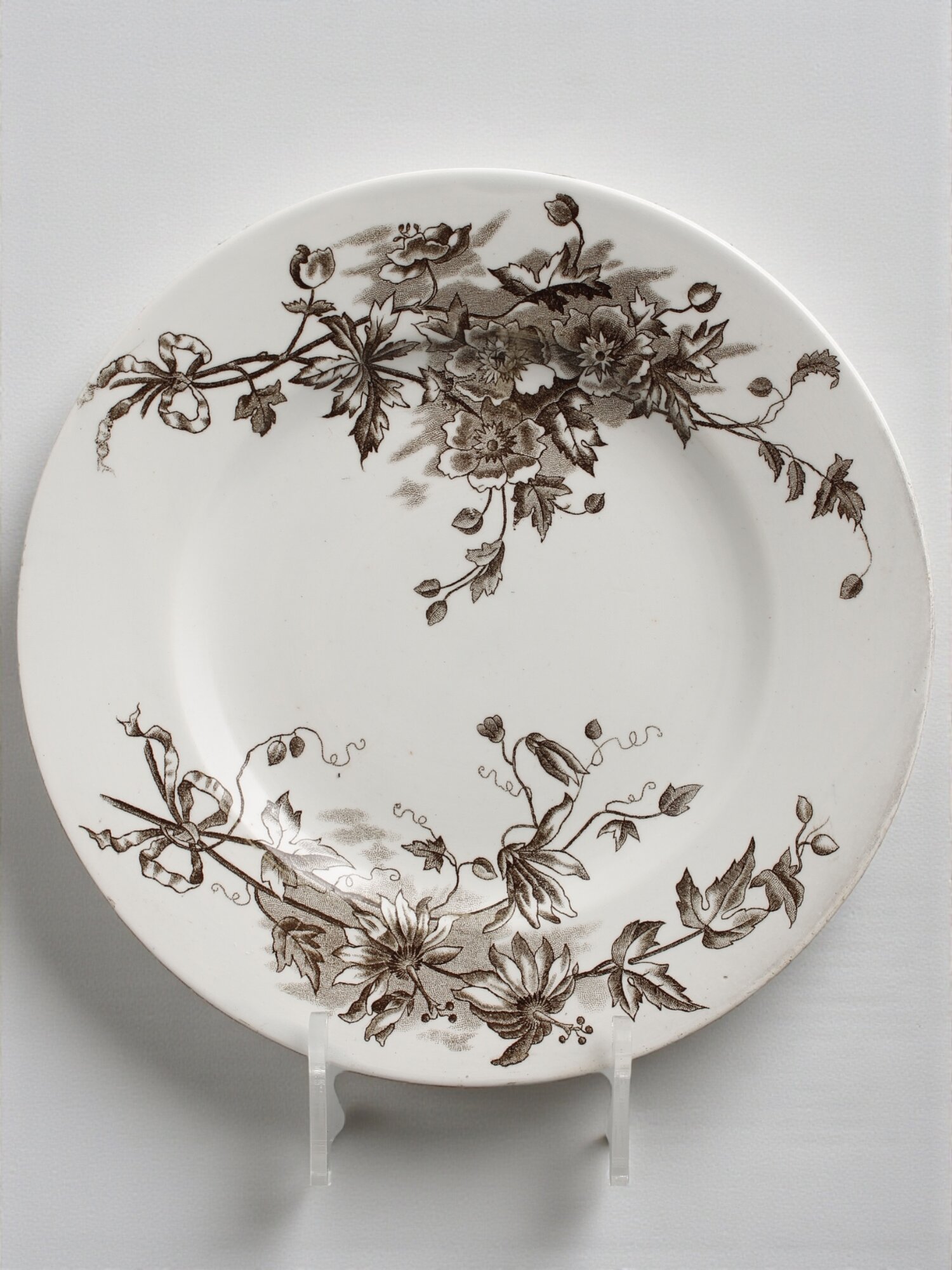 Антикварная тарелка "Цветы", (D 16,5 см), фаянс, М. С. Кузнецова, XIX в.