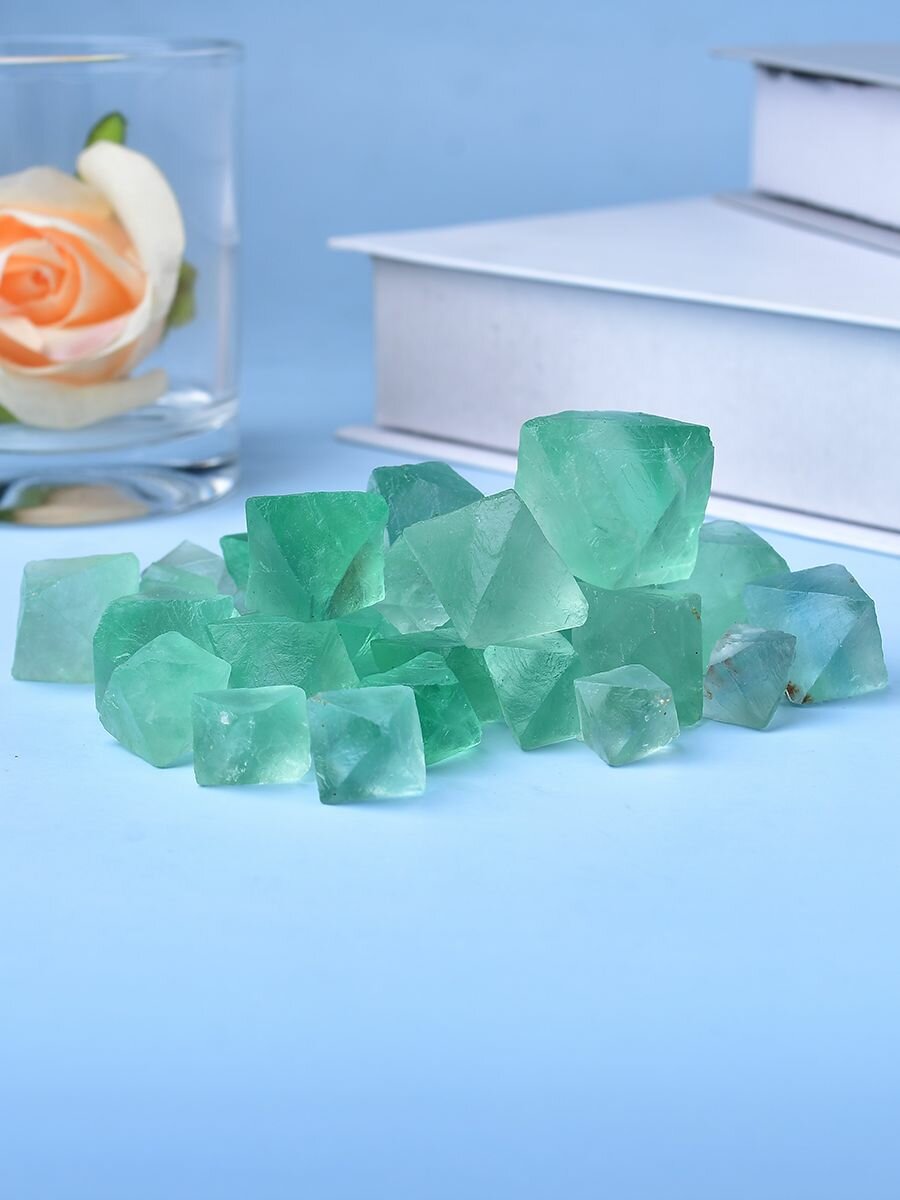 Натуральный зеленый флюорит, целебный камень в форме октаэдра 50 г 10-30 мм, кристалл для медитации, энергетической чистки и декора