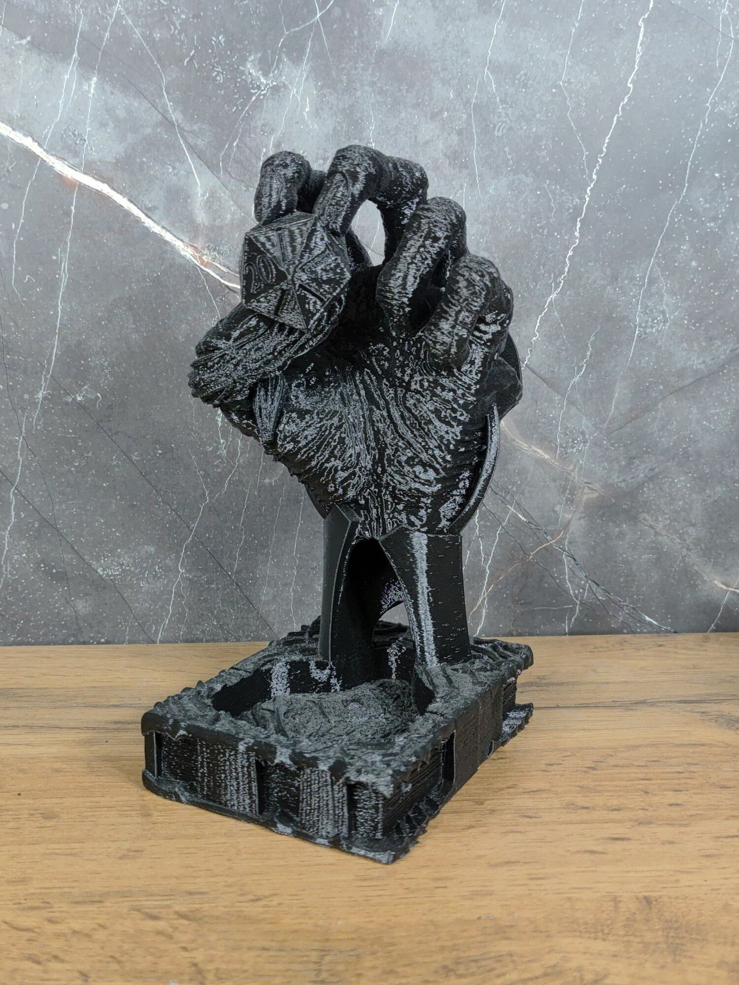 Рука падшего с дайсом, черная, Башня для кубиков Dungeon & Dragons