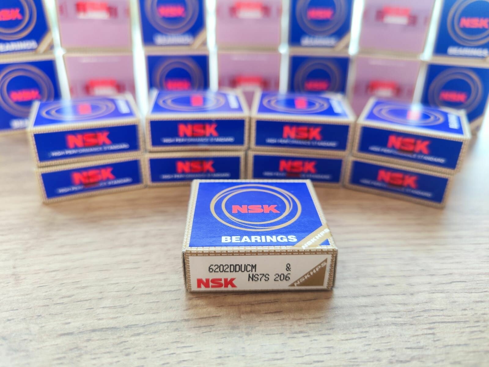 Подшипник NSK 6202 DDUCM (6202 2RS), универсальный для широкого модельного ряда техники, шариковый стальной закрытый.