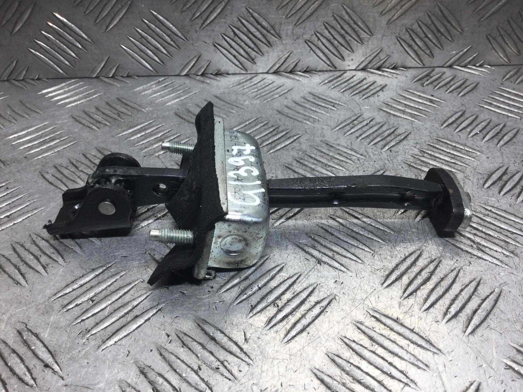 Б/У Ограничитель открывания двери задней Ford Focus 1 поколение [рестайлинг] (2001-2005) 2004 г.