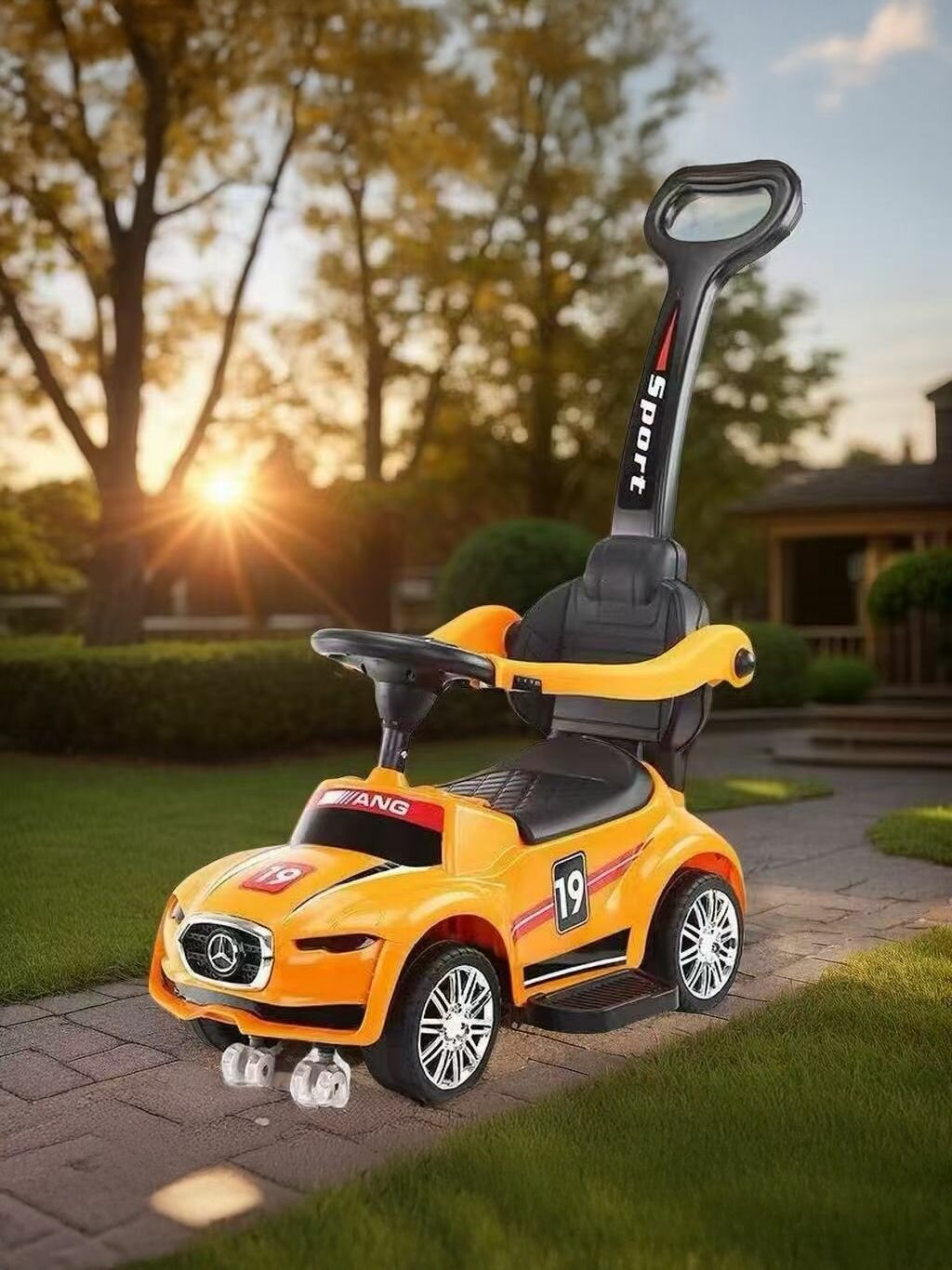 Детская машинка-каталка с ручкой и педалями для малышей от 1 до 3 лет (оранжевая)