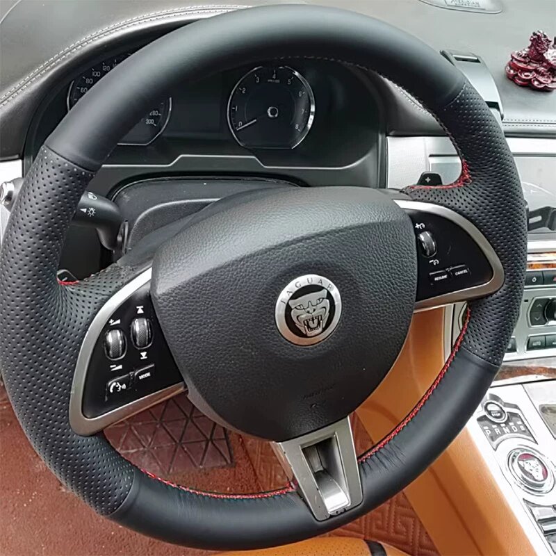 Jaguar E-PACE Ультра-тонкий волоконный чехол для руля с перфорацией, черный с красной строчкой