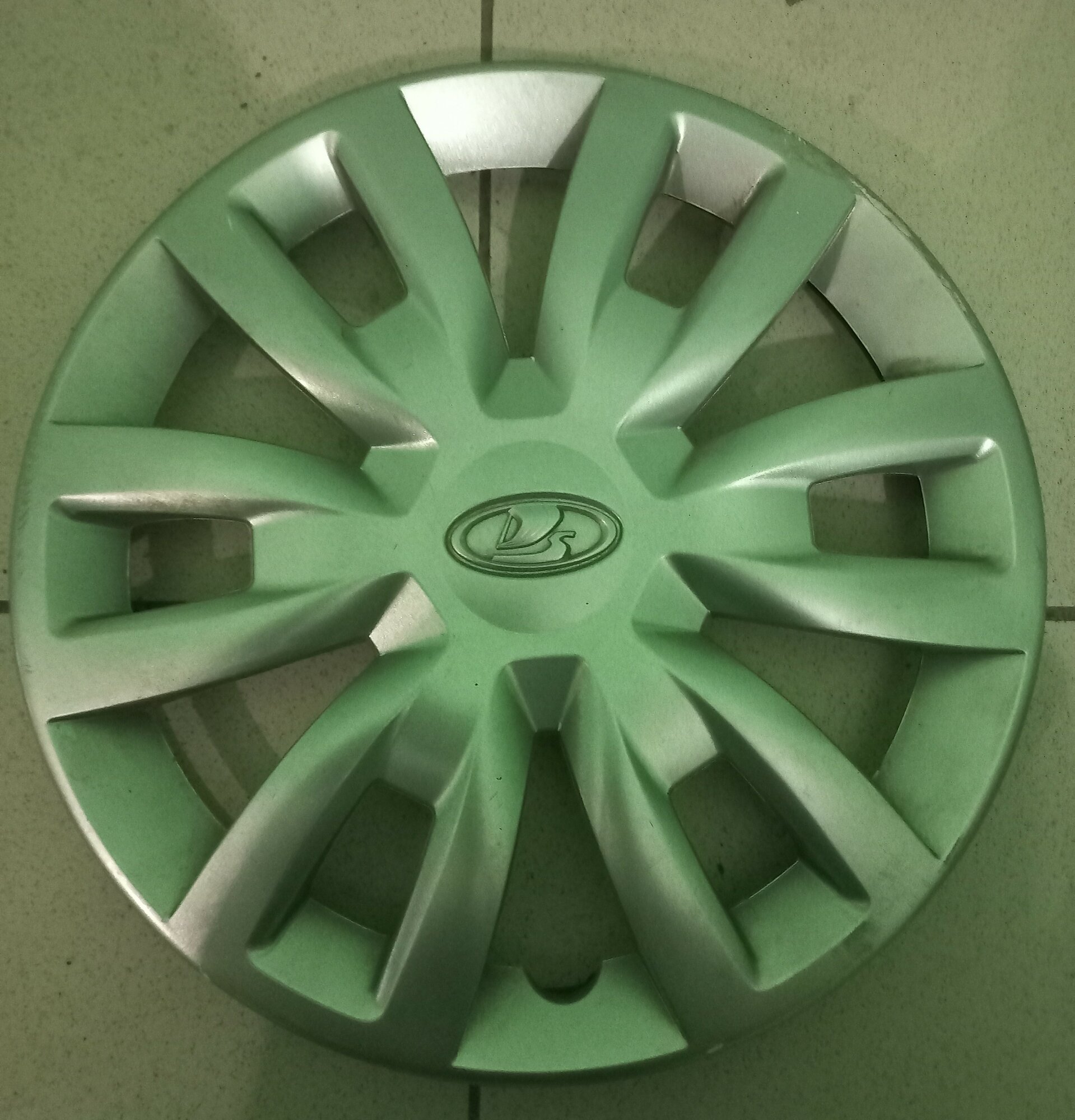 Колпак R 15 Лада.Оригинальный.Б/У.Без сколов и трещин.Потертости смотри на фото.