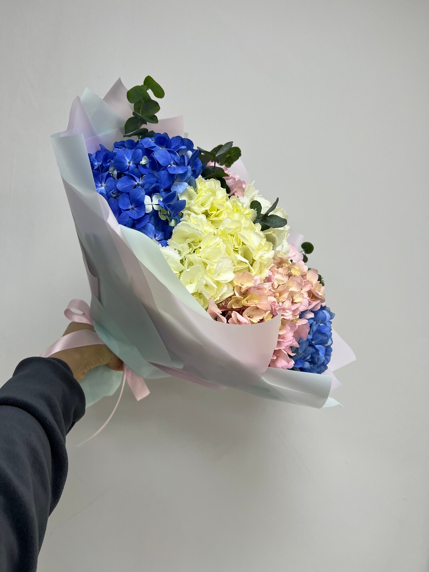 Гортензия 7 шт в букете, как воздушное облачко, в белых, голубых и розовых тонах.